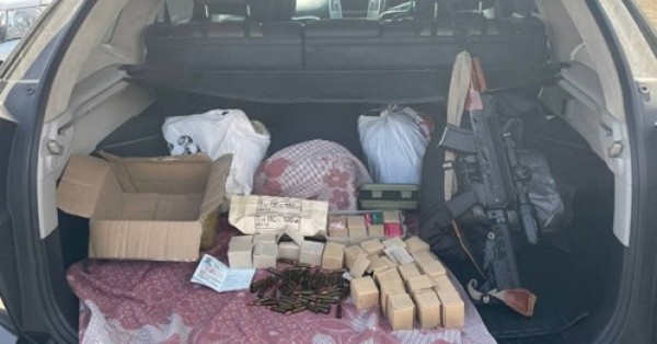 Байлдааны зориулалттай их хэмжээний сум галт зэвсэг тээвэрлэж явсныг